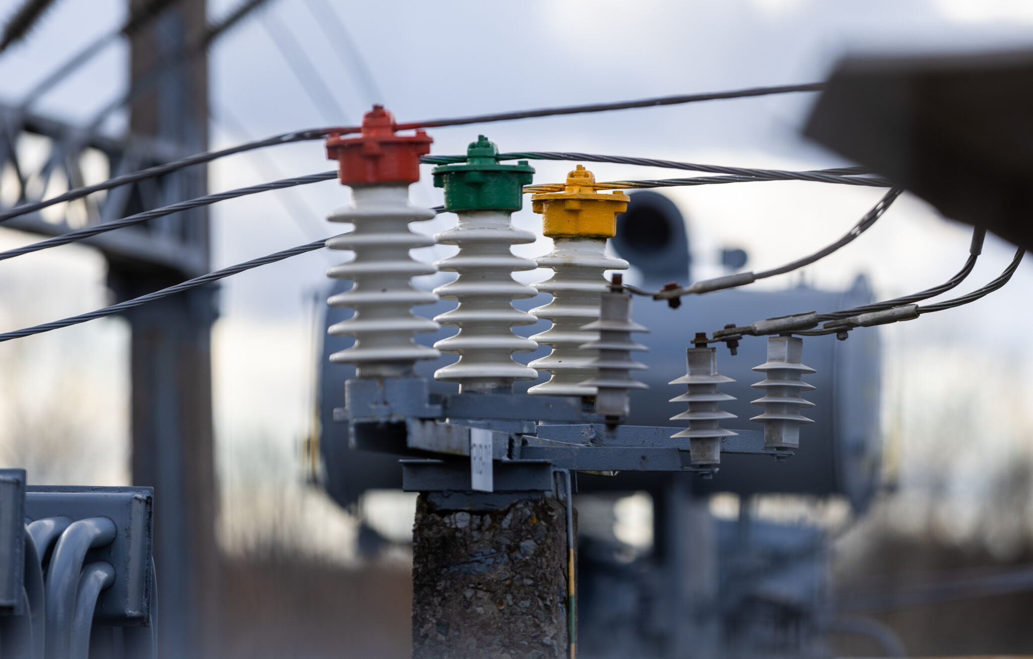 Qual é a importância da reatância trifásica em sistemas elétricos ...
